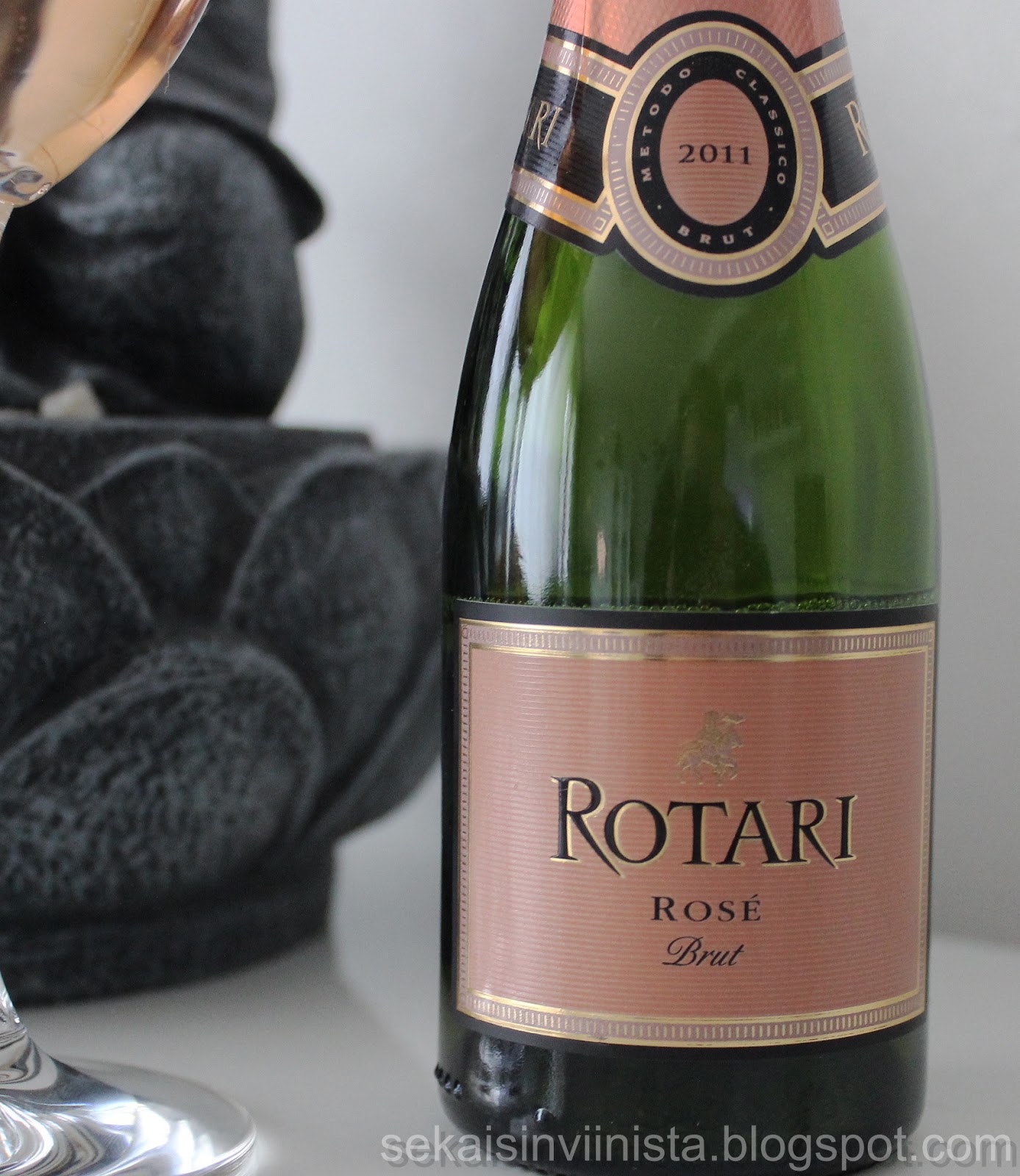 Sekaisin viinistä: Pienempi pullo vappujuomaa: Rotari Rosé Brut