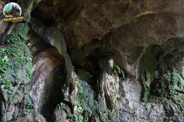 Jelajah Nagari Awak: Goa Batu Kapal, Sensasi Menyelinap di Ngalau Warna ...
