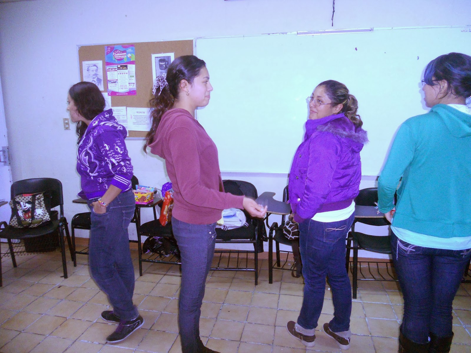 tecnicas grupales: Técnica del teléfono descompuesto con mímica