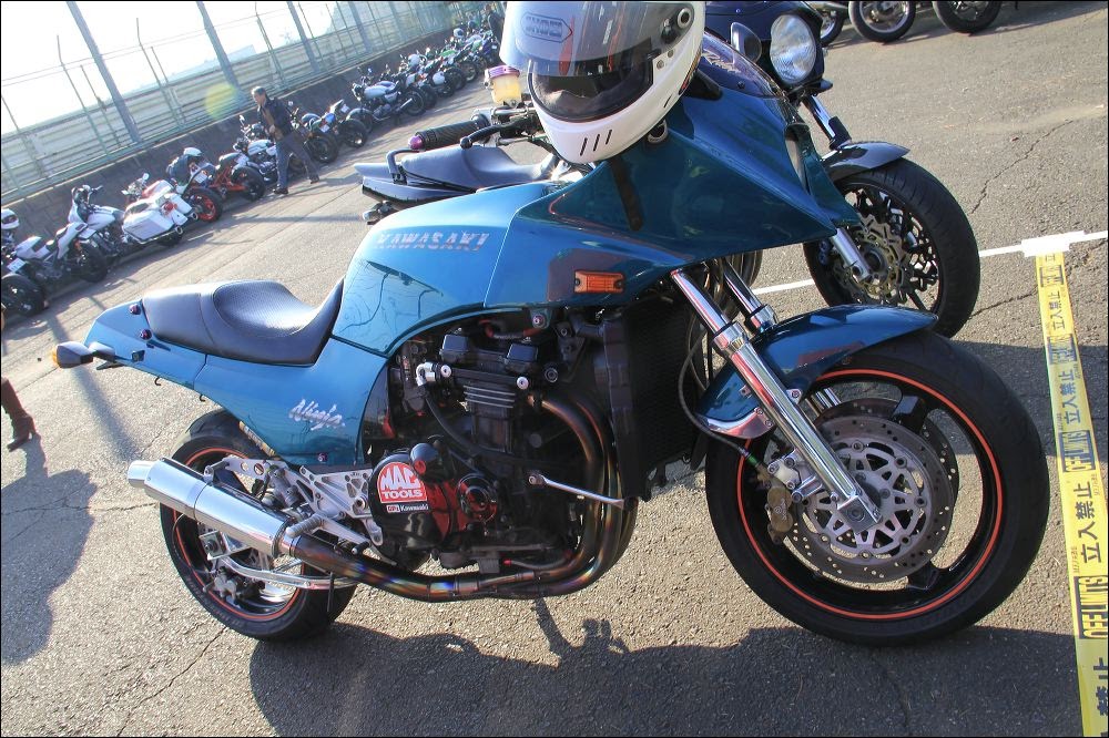 ROAD RIDER: Kawasaki GPz900R Ninja Custom Machine