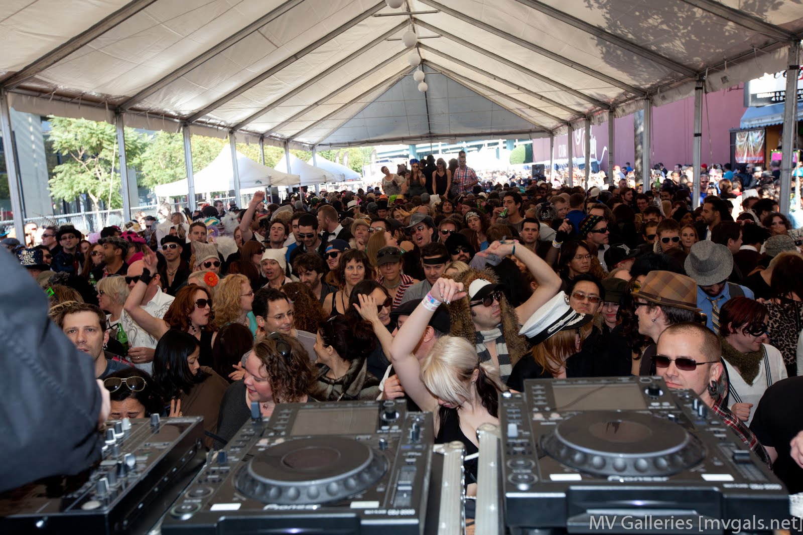 Break Beat Nuevo: Breakfast of Champions 2013 - The Block Party