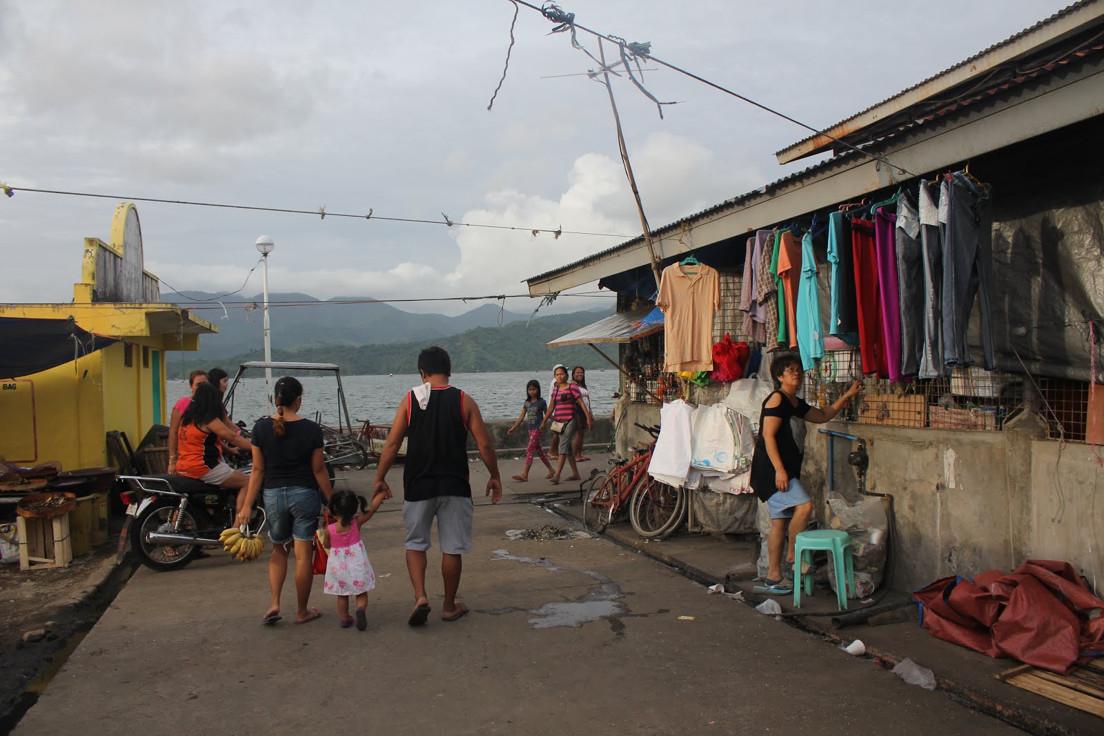 Stay, Stray, Play and Feast: Buhi Wet Market: Tilapia, Tabios and Rock ...