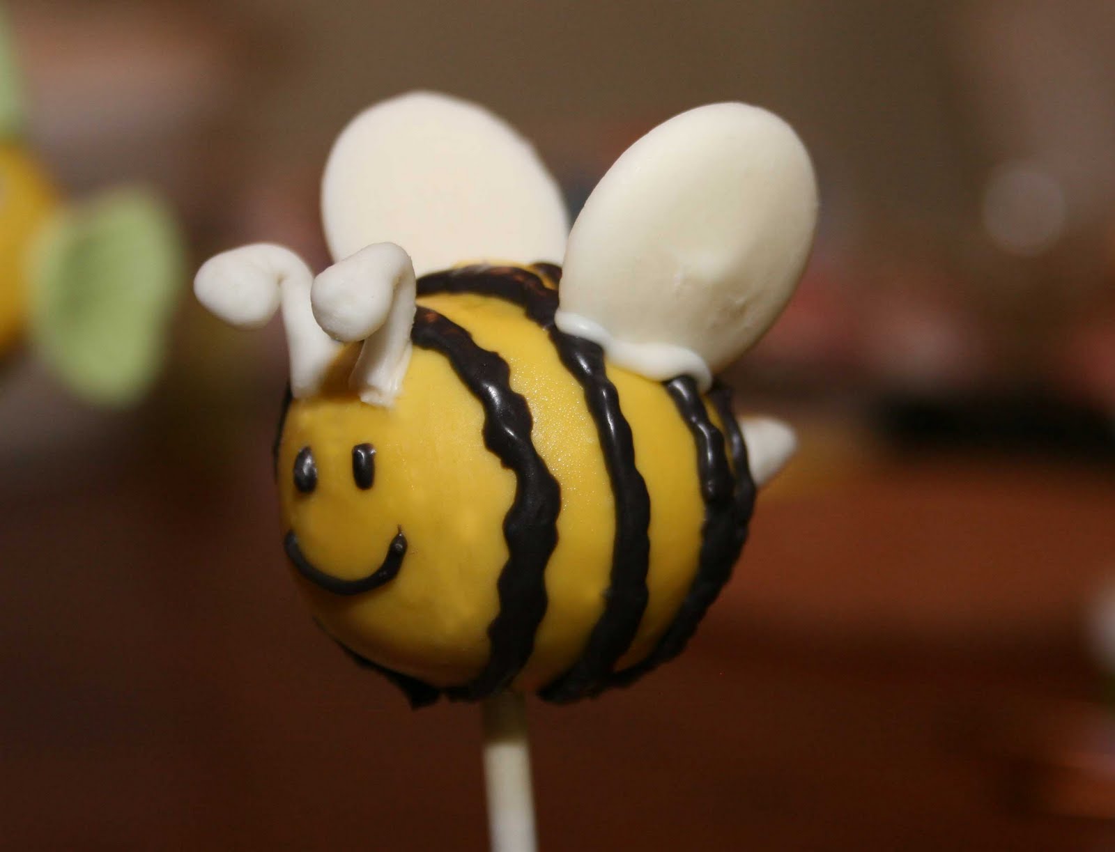 Cakes & Pops by Jenn: Bumble Bee Cake Pop
