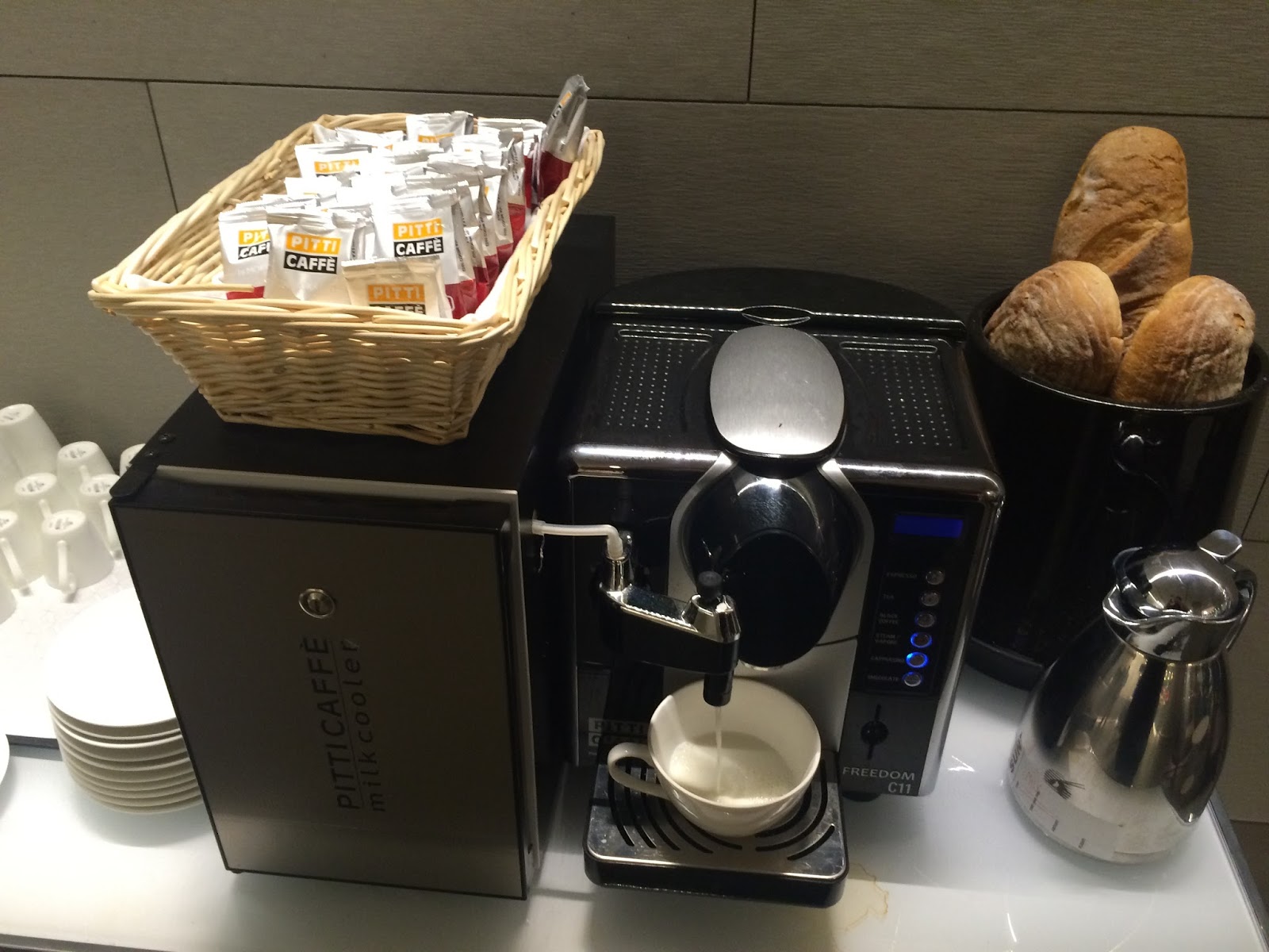 Qatar Airways Privilege Club Gold / Silver Lounge Hamad International ...