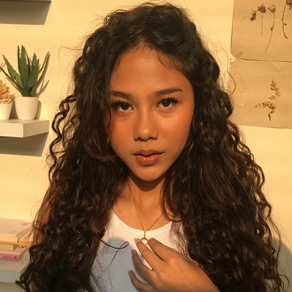 Biografi Profil Biodata: Biodata Nadin Amizah - Penyanyi dan Penulis Lagu