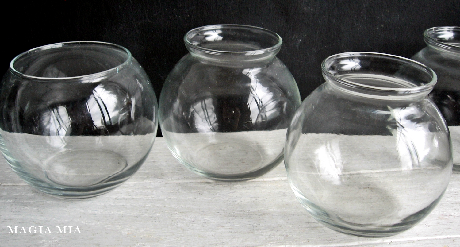 Magia Mia: Chicken Wire, Moss, & Glass Globe Vases