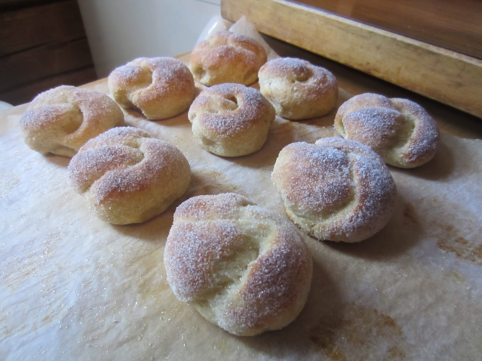 Herkkuja leipomassa: Kristallipullat/Crystal Buns