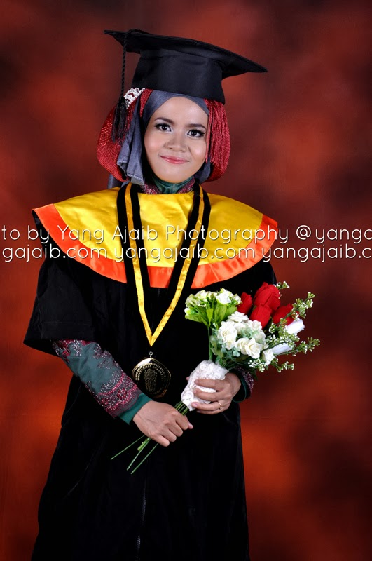 Hijab Beauty: Variasi Gaya dan Pose Foto Studio Bertema Unik untuk Wisuda