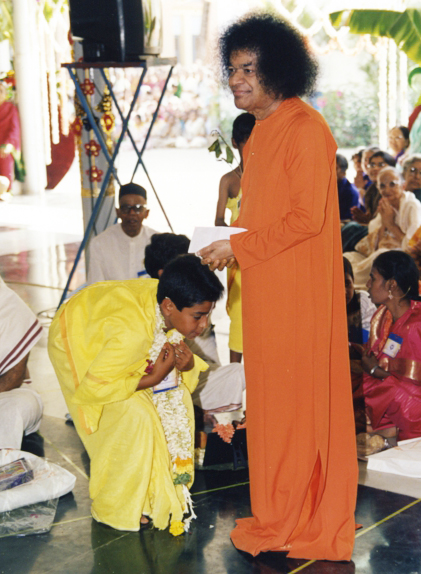 Sathya Sai with Students: Mass Upanayanam at Prasanthi Nilayam