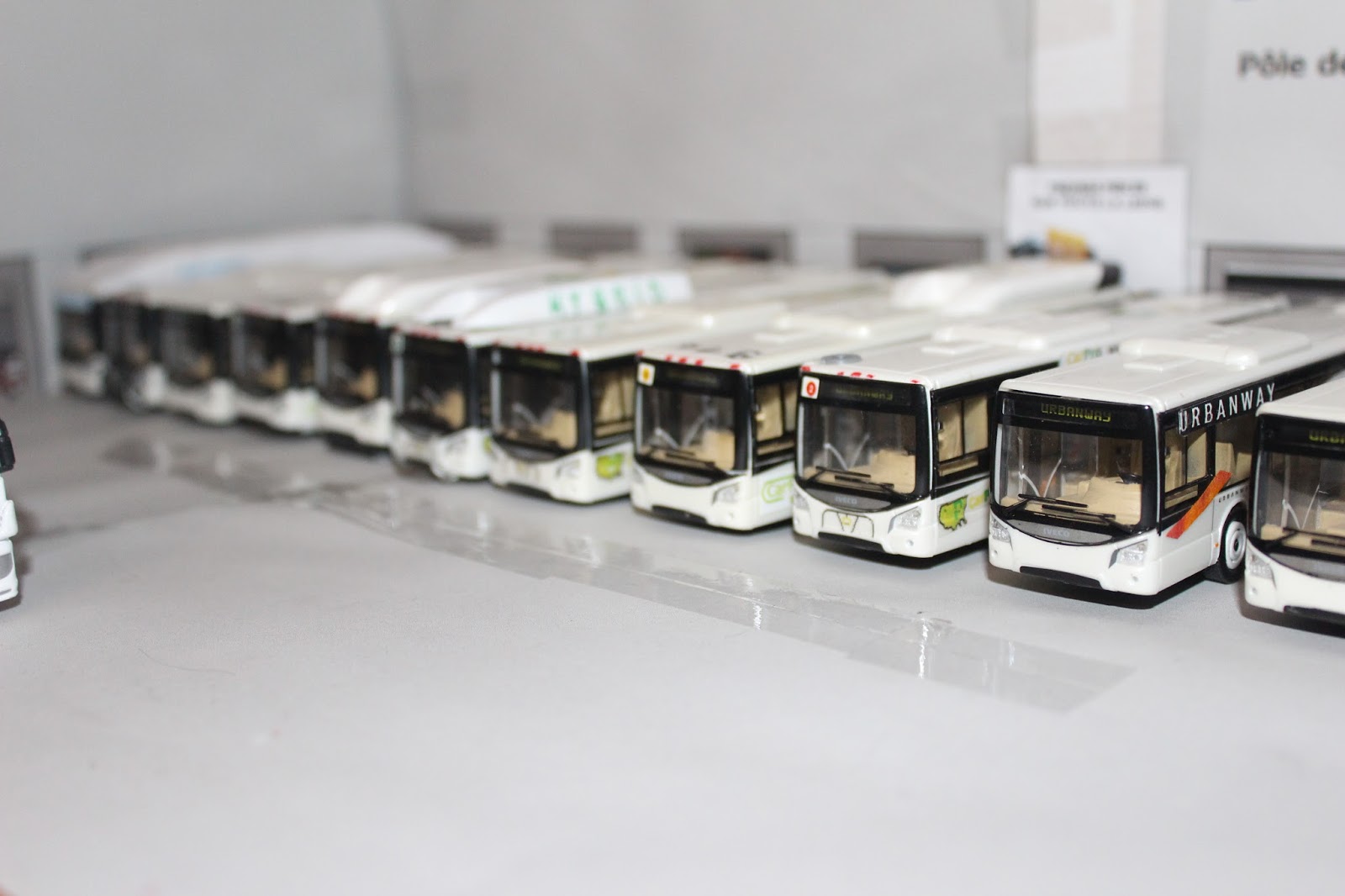 CarPro Transport: Iveco Bus 1/87 HO Norev Paperbus CarPro Transport