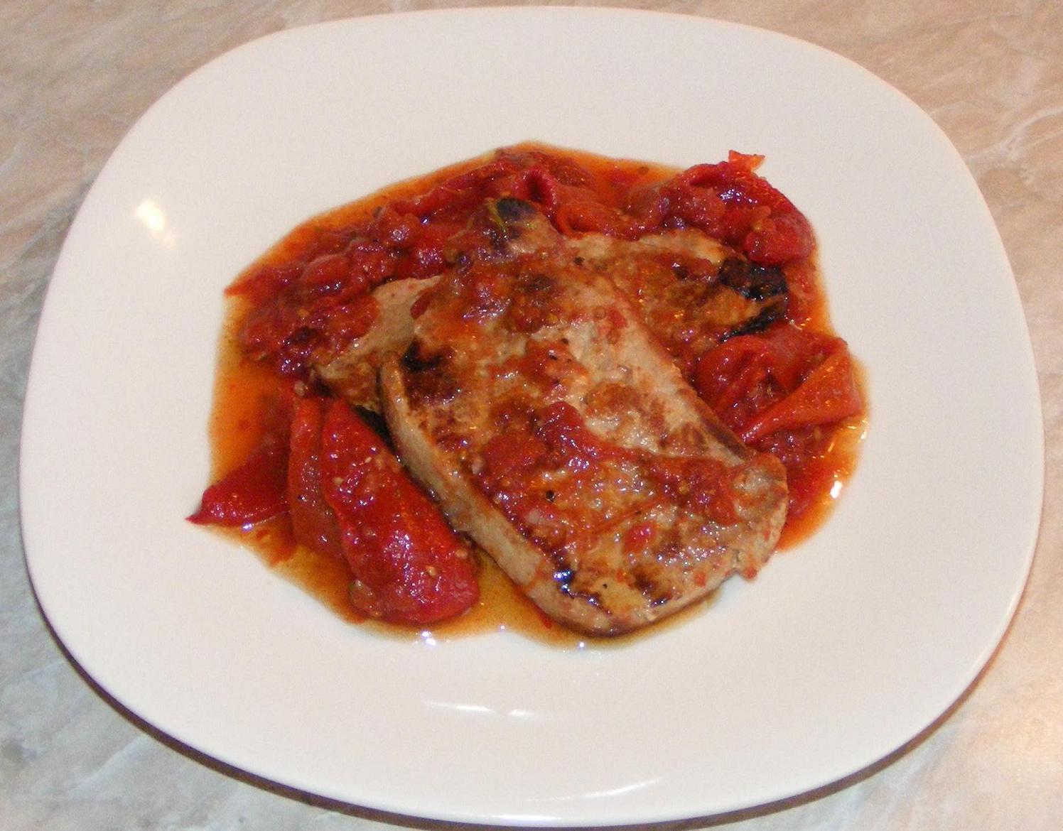 Muschi de porc la gratar cu rosii si ardei copti | Preparatedevis.ro