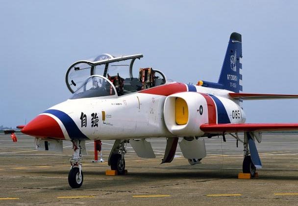 國防事務研究中心: 武器大觀－AT-3教練機