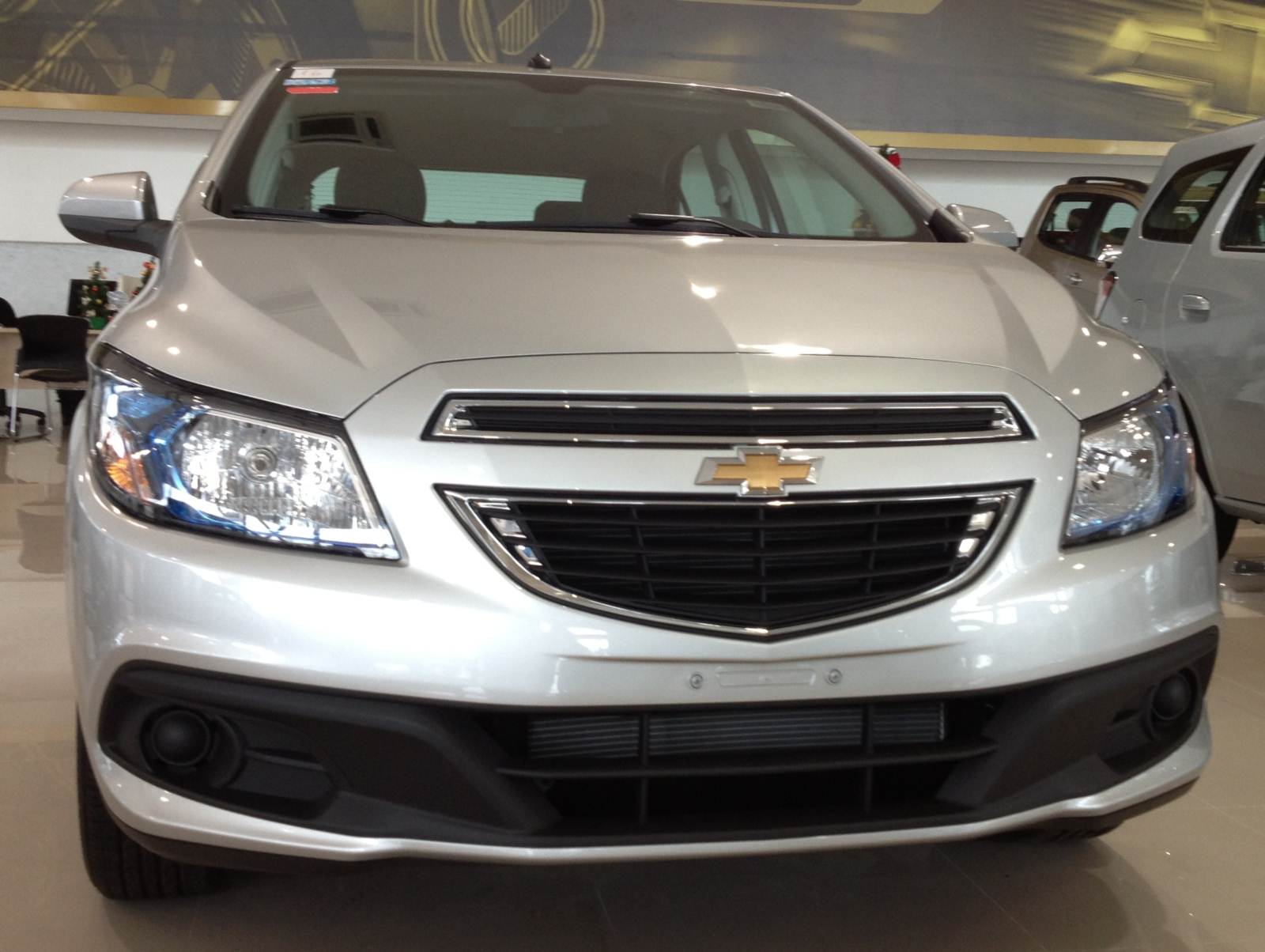 Fotos e vídeo do Chevrolet Onix LT 1.4 Prata Switchblade