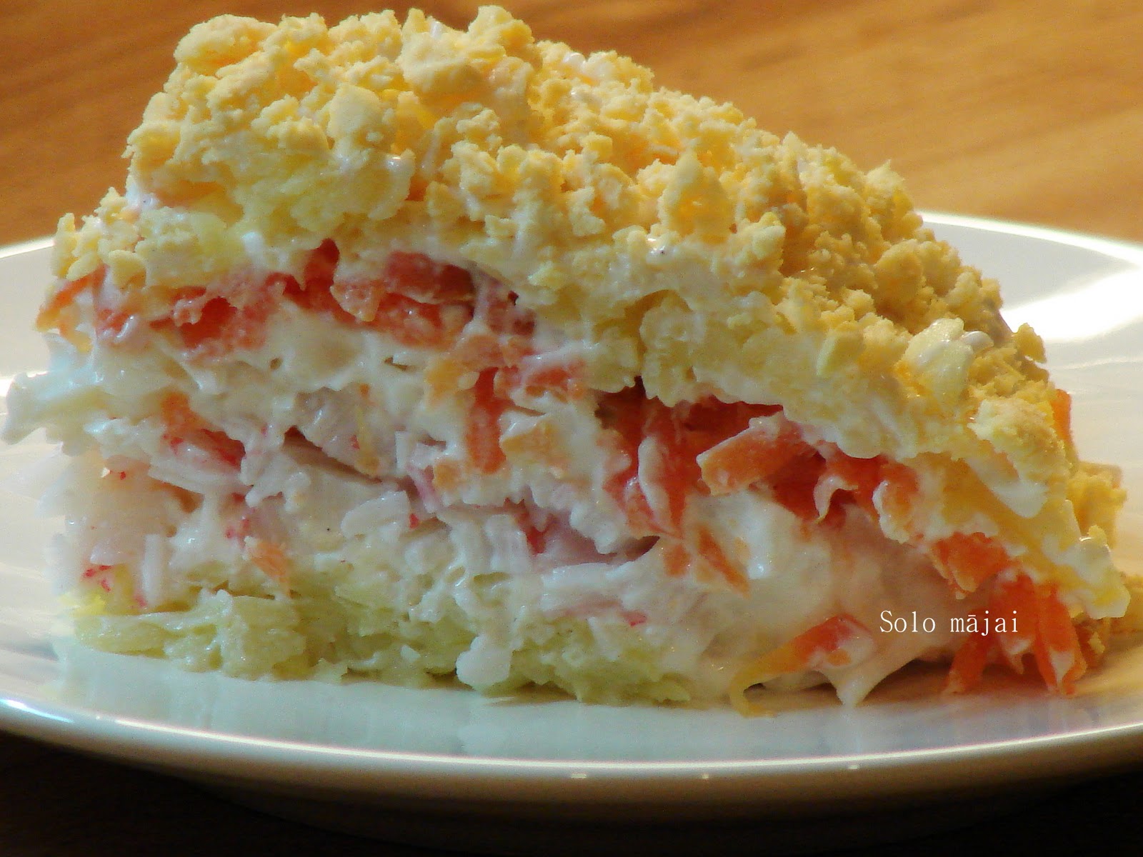 Solo mājai: Kārtainie salāti ar krabju nūjiņām