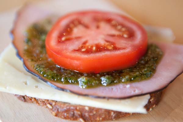 Erikas LCHF till vardag och fest: Smörgås med ost, skinka, pesto och tomat