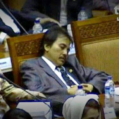 Foto-Foto Anggota Dewan (DPR/DPRD) RI Tidur Pulas Saat Sidang Soal ...