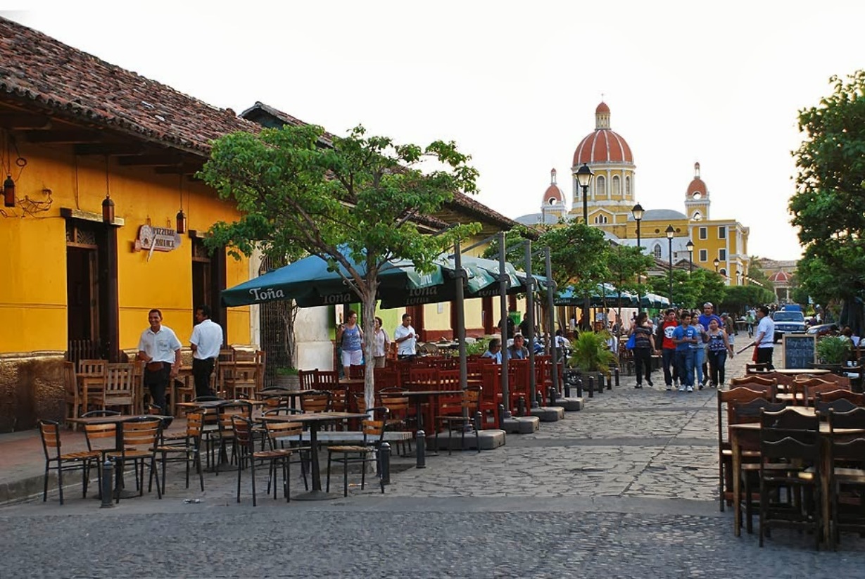 BRIDGE OF THE CONTINENT : Know Granada Colonial City in Nicaragua