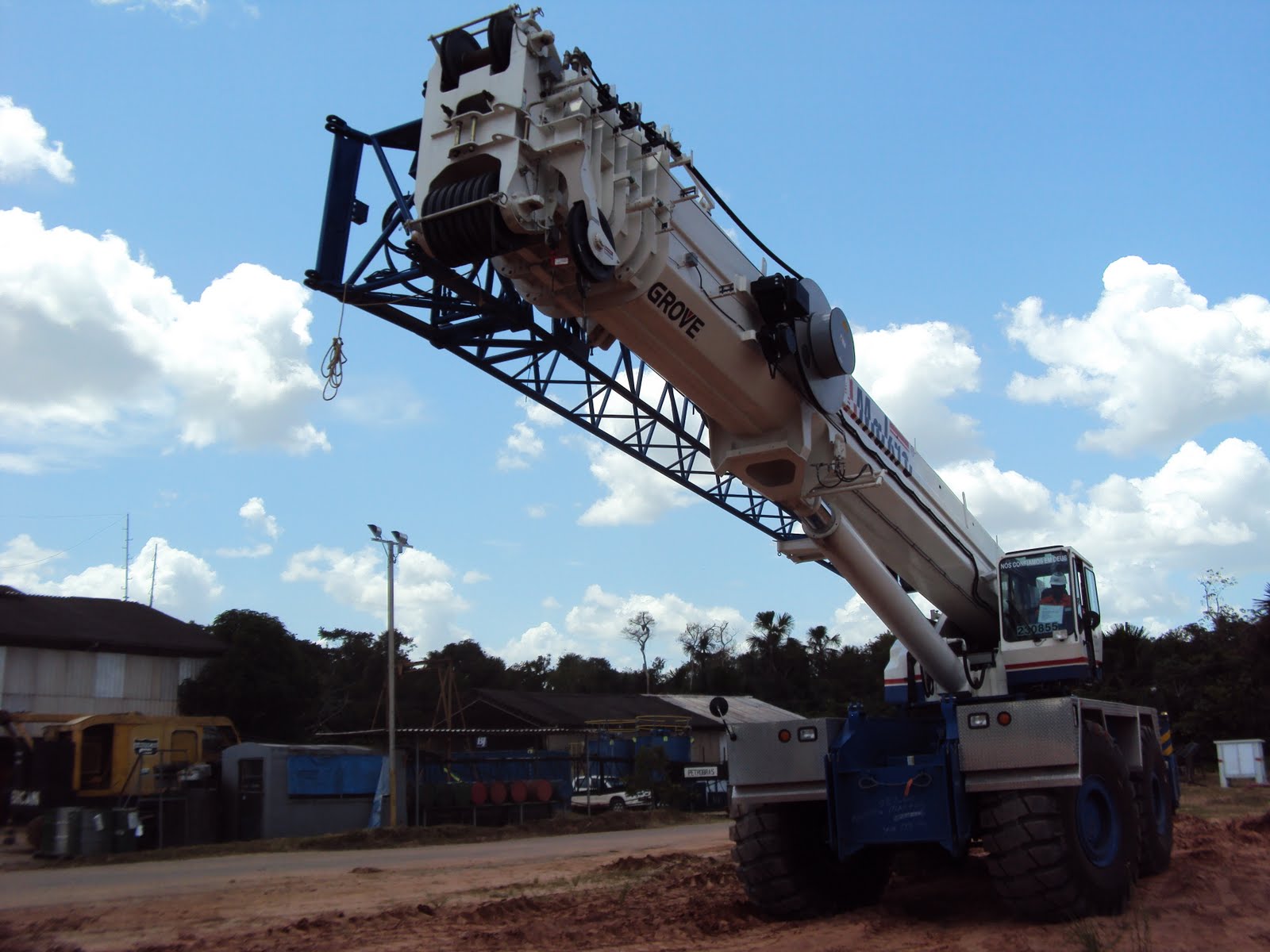 Guindastes Telescópicos: Guindaste tipo RT Modelo 9130E