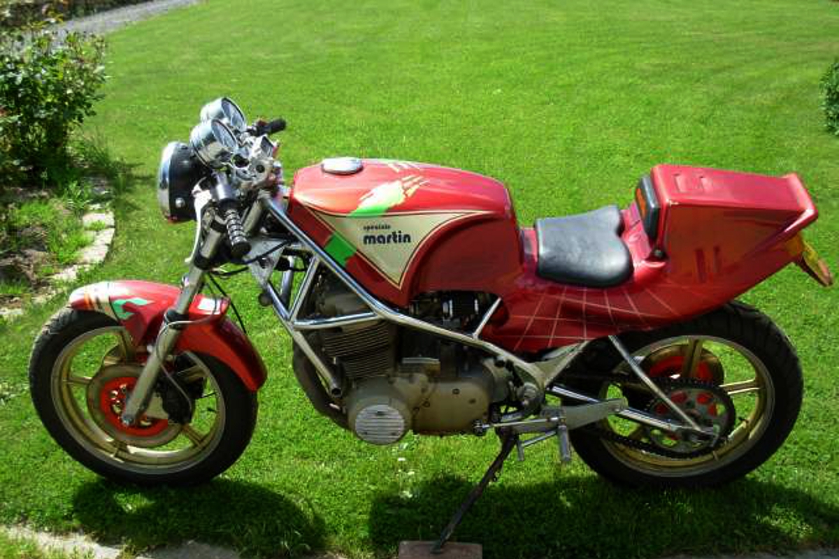 Cling on for dear life !!!: Moto Martin CB750 Café Racers