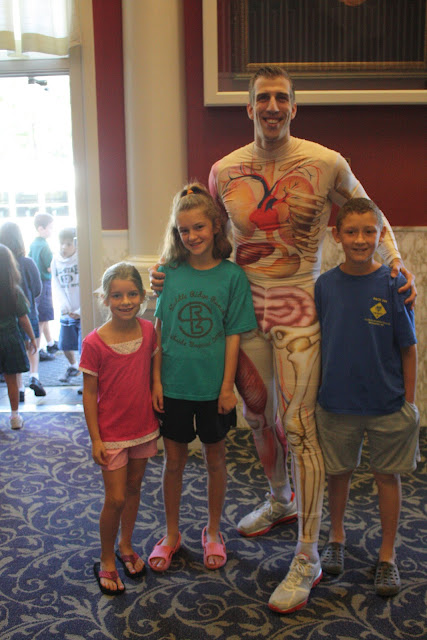 A Slice of Smith Life: Mr. Slim Goodbody, Farm, and Planetarium Field Trips
