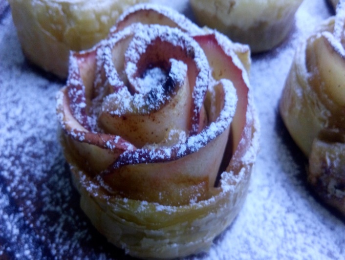 Byrek me mollë në formë trëndafili | BonBon Taste