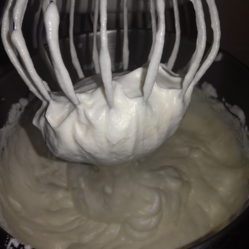 Rulada alba cu crema de unt cu bezea italiana si caramel