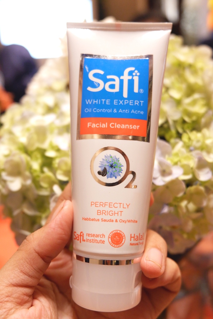 Safi Indonesia : Safi White Expert Oil Control & Anti Acne - Niar Ningrum