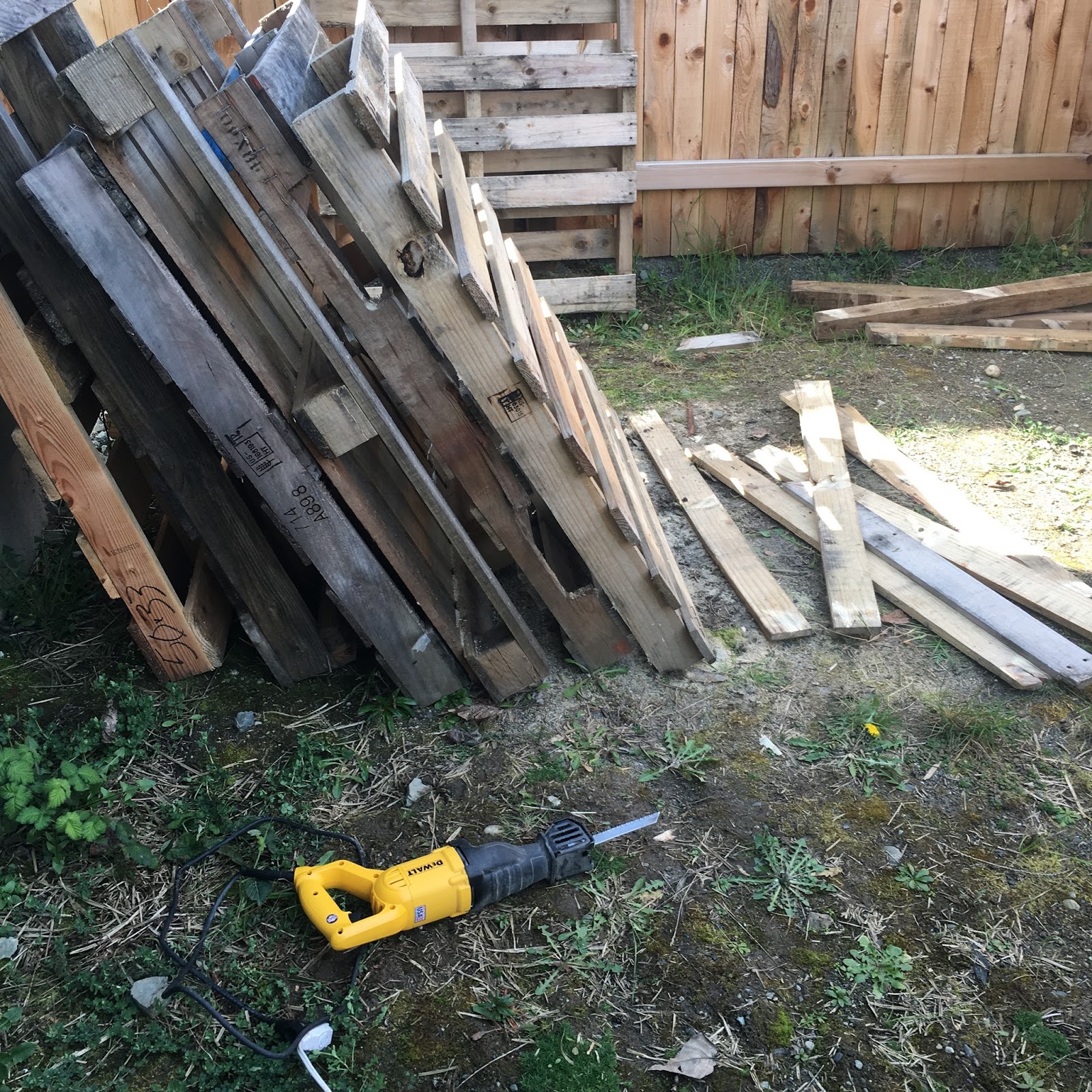 S's Adventures: Pallet Wall Instructions