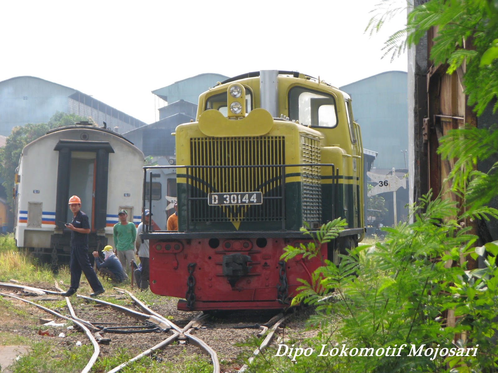 Kereta Api Indonesia: Melihat Langsiran Lokomotif D301 44 di Balai Yasa Pengok Yogyakarta (Foto ...