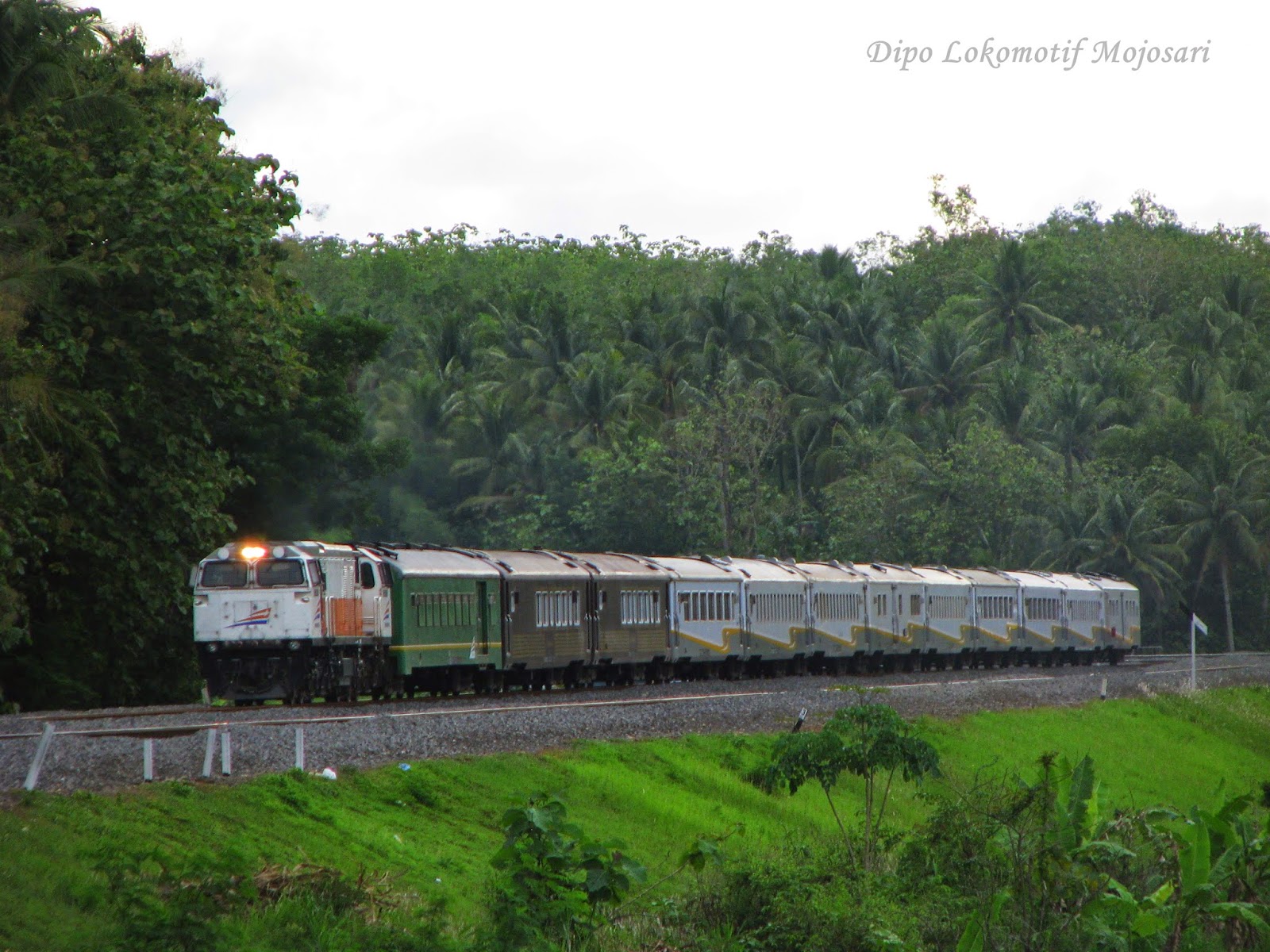 Kereta Api Indonesia: Rangkaian KA Argo Dwipangga Dengan Kereta Wisata ...