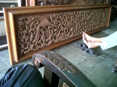 PERSENENGAN: relief dari kayu jati