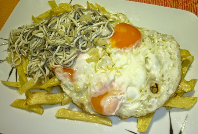 Fran Chef, el cocinero: HUEVOS Y PATATAS FRITAS CON GULAS SALTEADAS