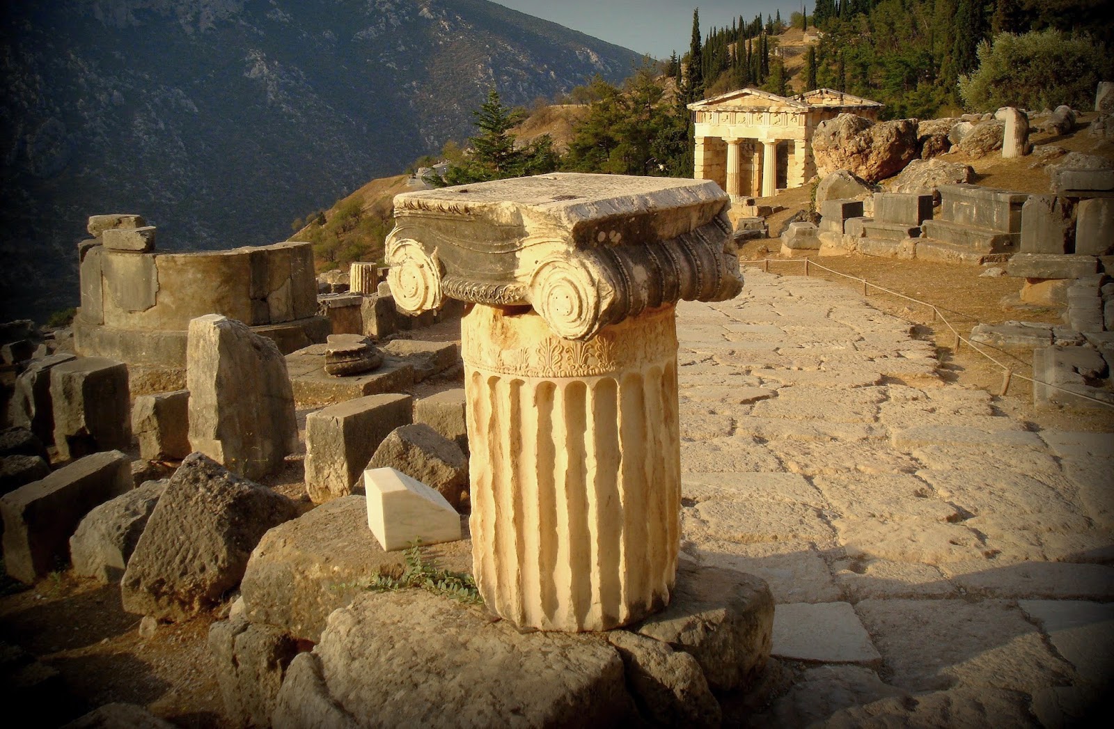 ΙΣΤΟΡΙΑ ΕΛΛΗΝΙΚΗ ΚΑΙ ΠΑΓΚΟΣΜΙΑ : ΟΙ ΔΕΛΦΟΙ ΚΑΙ ΤΟ ΜΑΝΤΕΙΟ ΤΩΝ ΔΕΛΦΩΝ