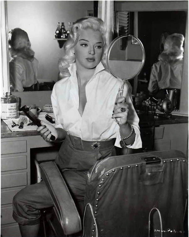 45 Glamorous Photos Capture Classic Beauties In Front of the Mirrors ...