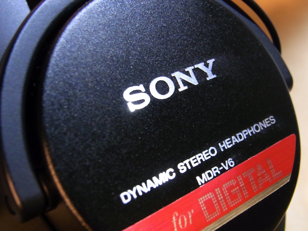 卓上オーディオ (Tabletop Audio): ヘッドフォン - SONY MDR-V6