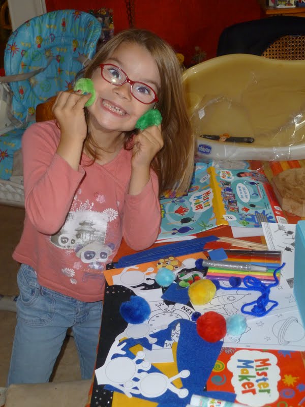 Madhouse Family Reviews: Mister Maker 3D Alien Puppet Show Craft Kit review