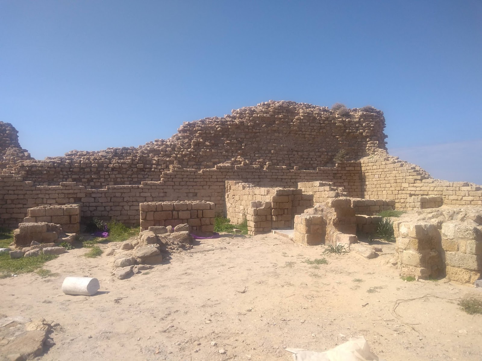 Minat al-Qal'a - an Umayyad/Crusader fort on the beach in Ashdod ...