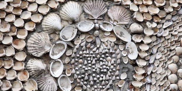 The House is Covered with Clamshell Sold for 120,000 Pounds - Abr Home ...