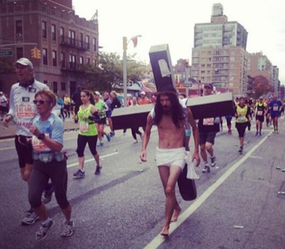 THE JOGGING JESUS CARRYING HIS CROSS SPOTTED AT NEW YORK MARATHON ...