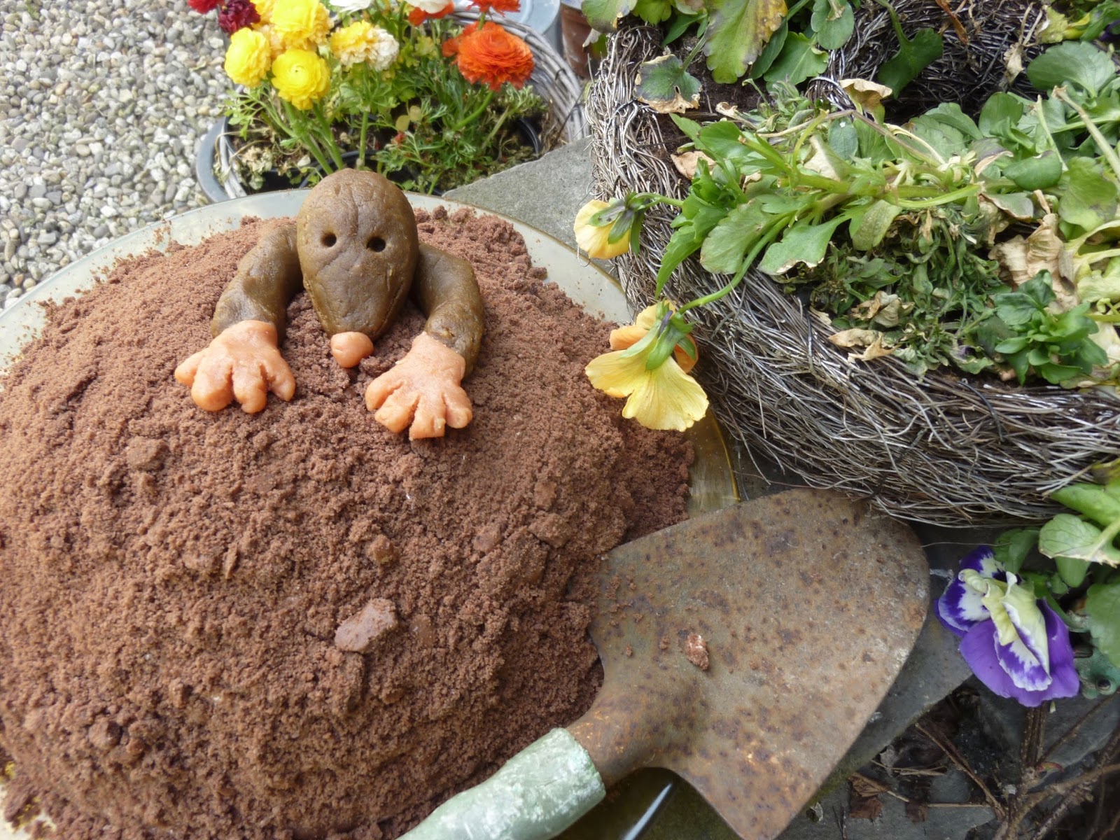 Chocolate Banana Whipped Cream Mole Cake – Diary of a Mad Hausfrau