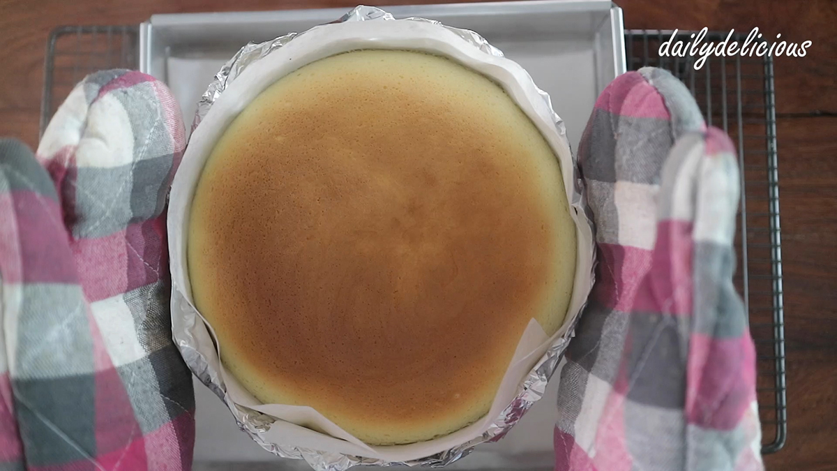 dailydelicious: Japanese Cotton Cheese Cake: Light, soft and easy!