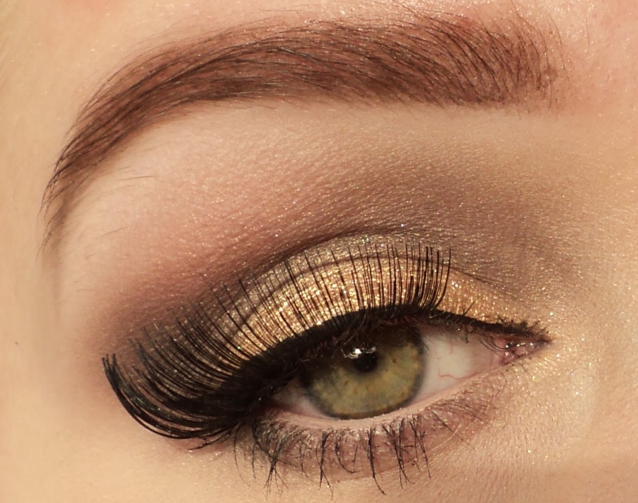 The Make Up Hotspot: Dramatic golden gala ooglook