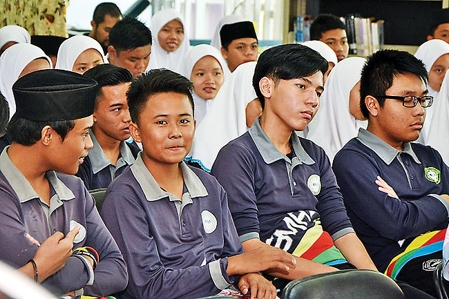 Local Trio Shares Stories of Inspiration to Awang Semaun Secondary ...