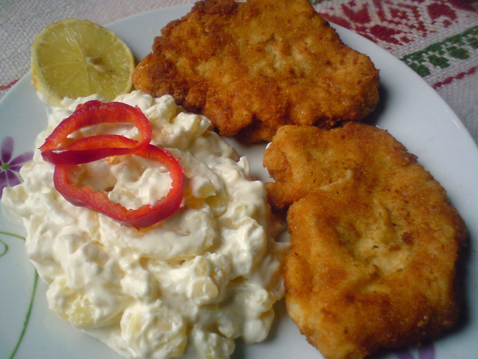 Paprikás krumpli: Rántott tengeri halfilé majonézes krumplisalátával