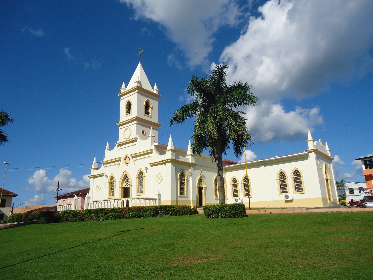 DIOCESE DE COARI : A CATEDRAL DE COARI FOI PINTADA E FICOU MUITO BONITA!