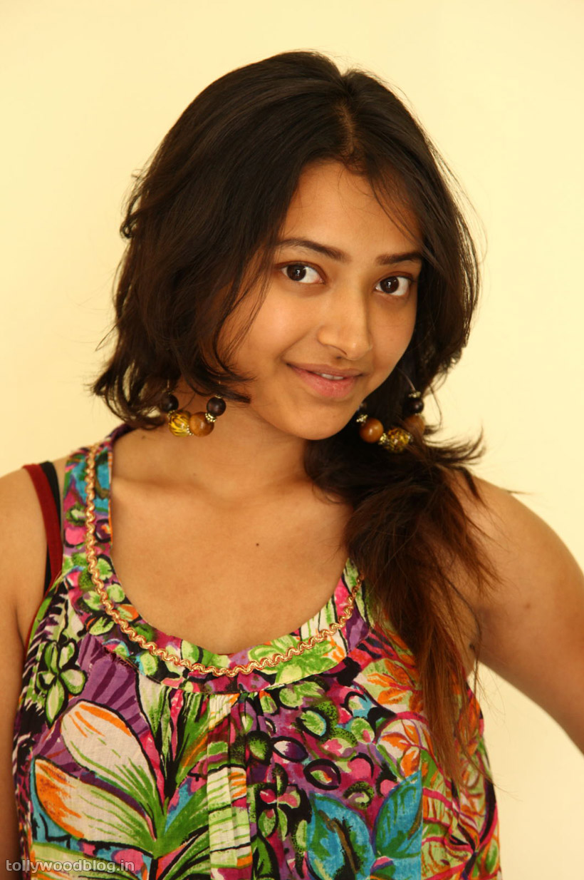 swetha basu prasad latest cute photoshoot stills gallery