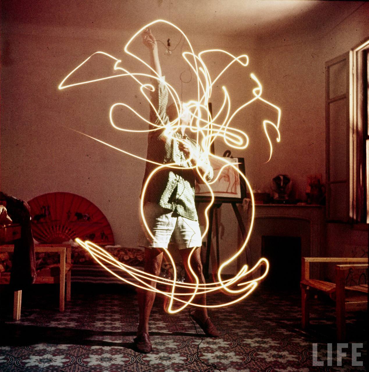 Amazing Color Photographs of Picasso Painting in Light in 1949 ...
