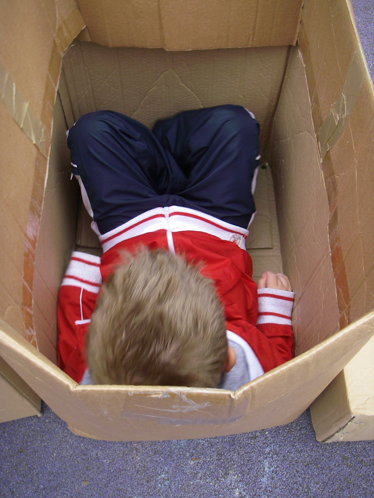 Find us outside!: Free play with cardboard boxes and cardboard tubes