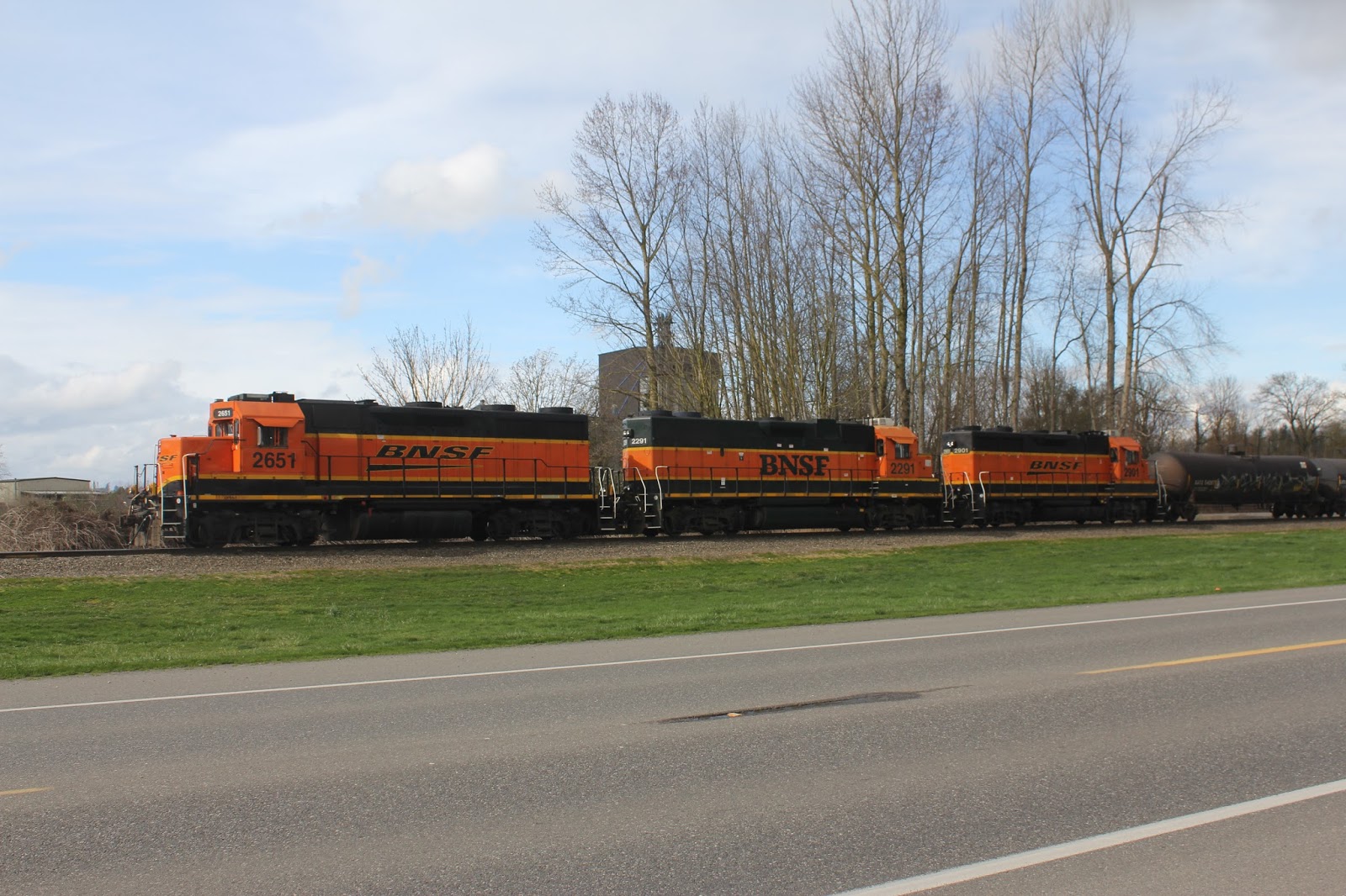 Railfan in Sumas, WA: clouds, BNSF switchers 2651/GP39-3, 2291/GP38-2 and 2901/GP39E, 10am...8 ...