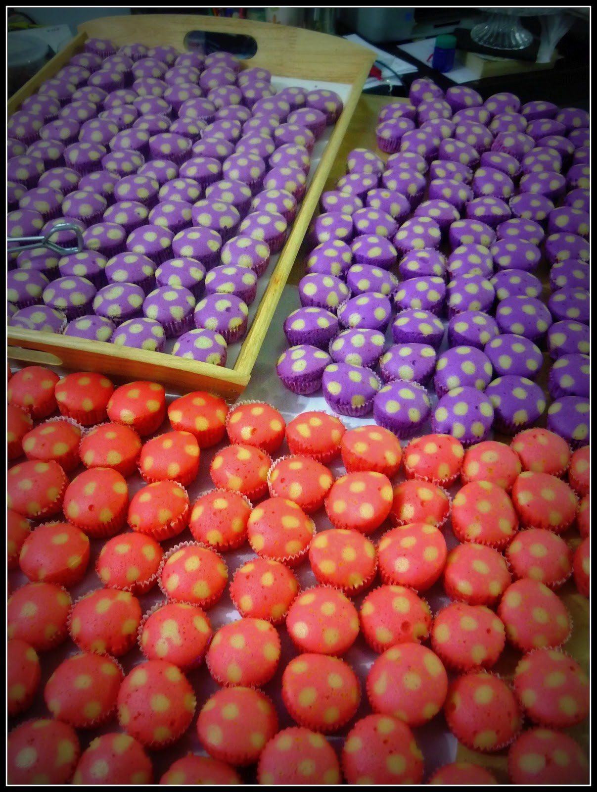 pandacookiss: Mun's muffins and apam pokadottt for wedding doorgift :D :D